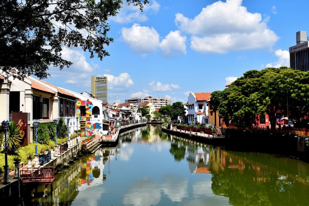 Backpacking Malaysia Travel Guide (BUDGET SECRETS • 2020) Backpacking Malaysia Travel Guide (BUDGET SECRETS • 2020)