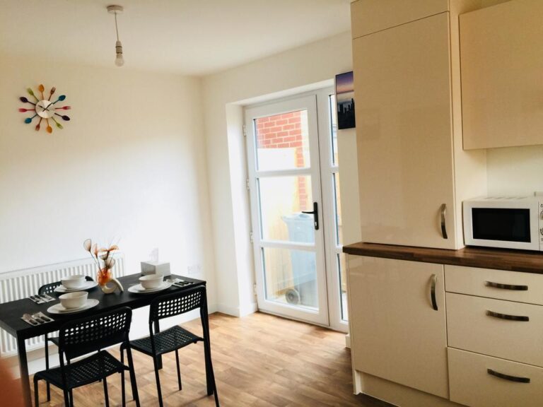 10 BEST Hostels in Manchester (2025 Insider Guide)