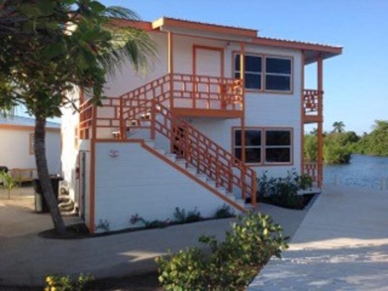 17 BEST Hostels in BELIZE (2024 Insider Guide)