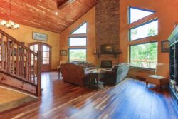 10 EPIC Treehouses and Cabins in Branson [2022]