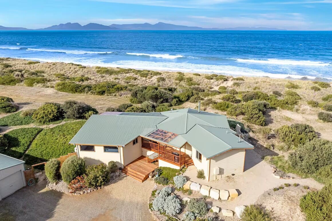 15 STUNNING Beach Houses in Australia [2026 Edition]